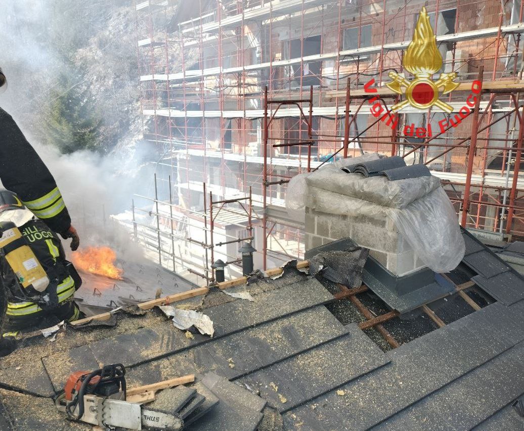 Corteno Golgi, intervento dei Vigili del fuoco per l'incendio di un tetto - MyValley.it notizie!